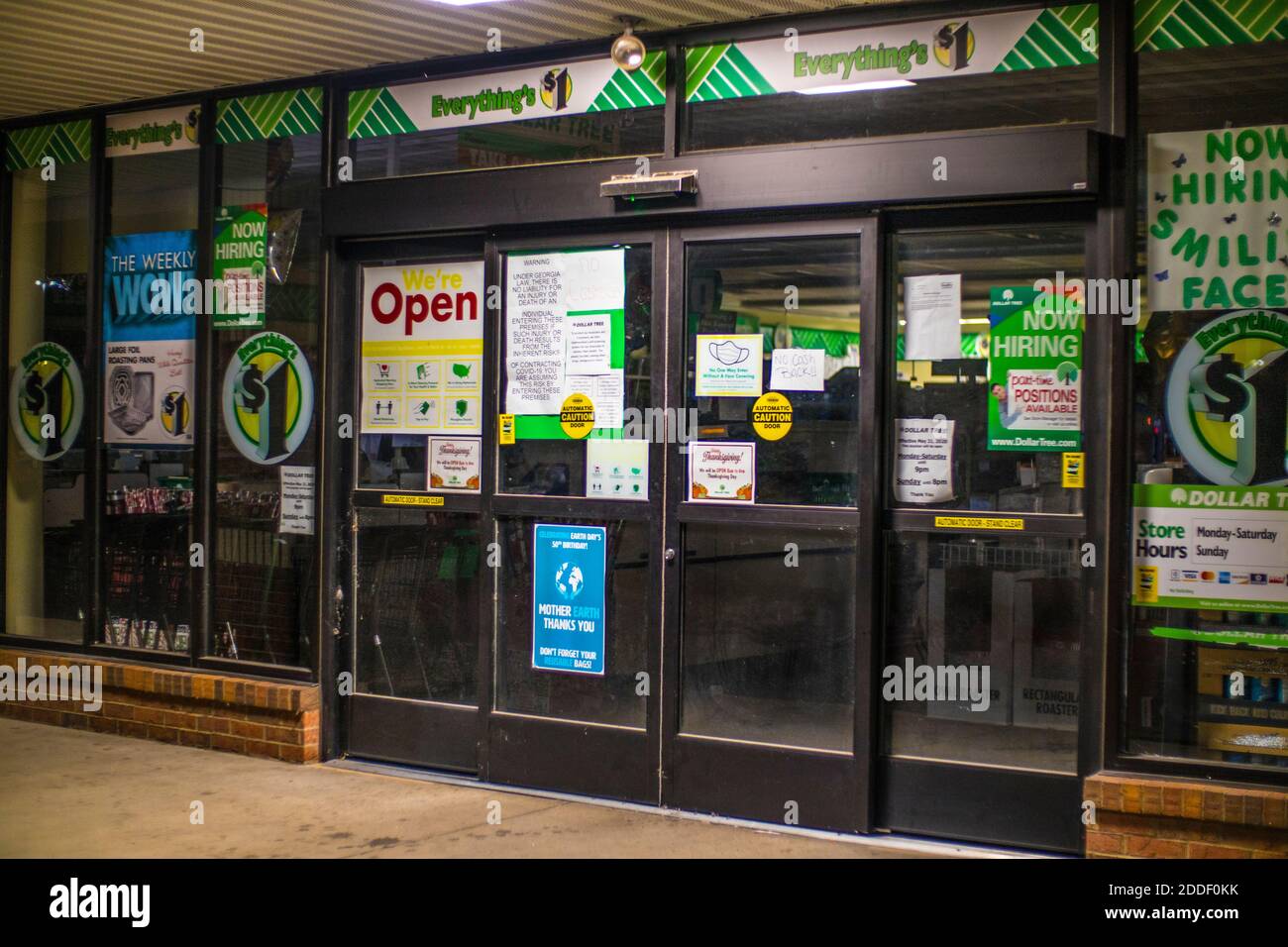 Now hiring signs hi-res stock photography and images - Alamy