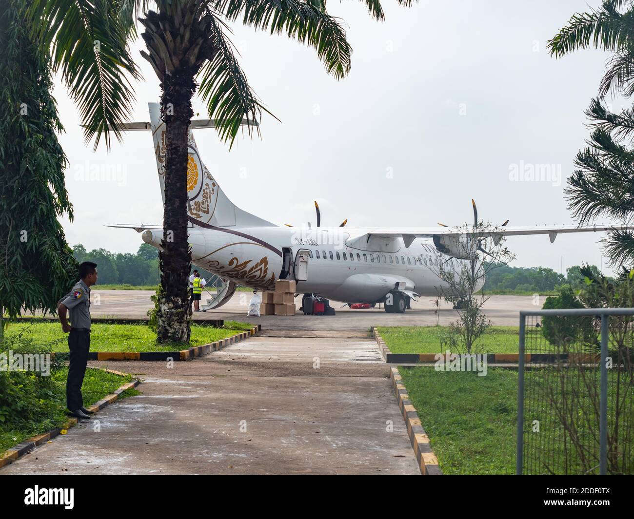 Myanmar national airlines aircraft hi-res stock photography and images ...