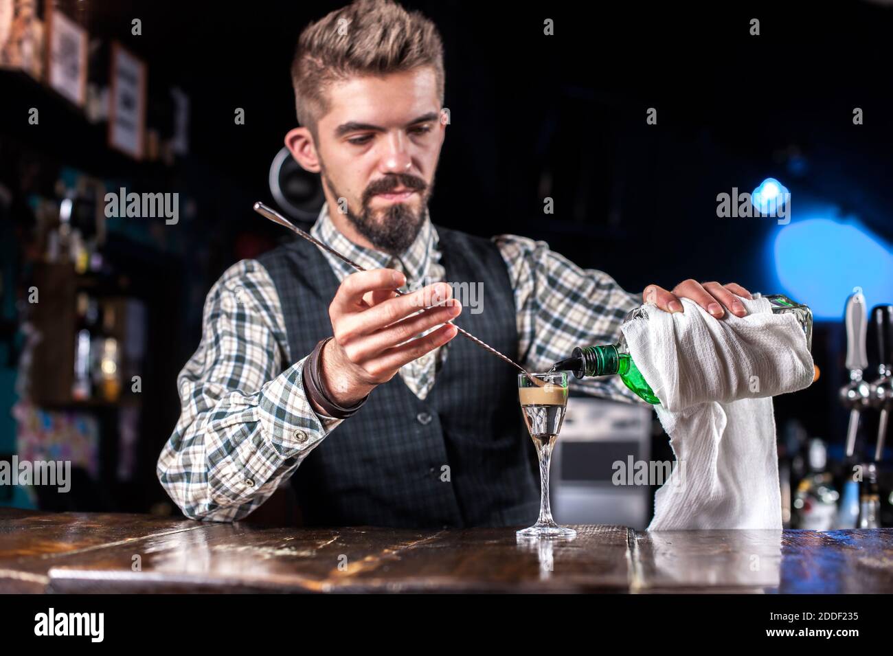 Bartender mixes a cocktail on the taproom Stock Photo - Alamy