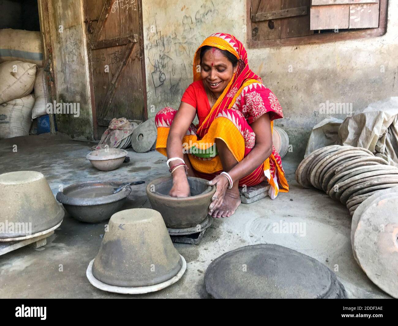 Dhubri, Assamj, India. 25th Nov, 2020. A female artesian making ...