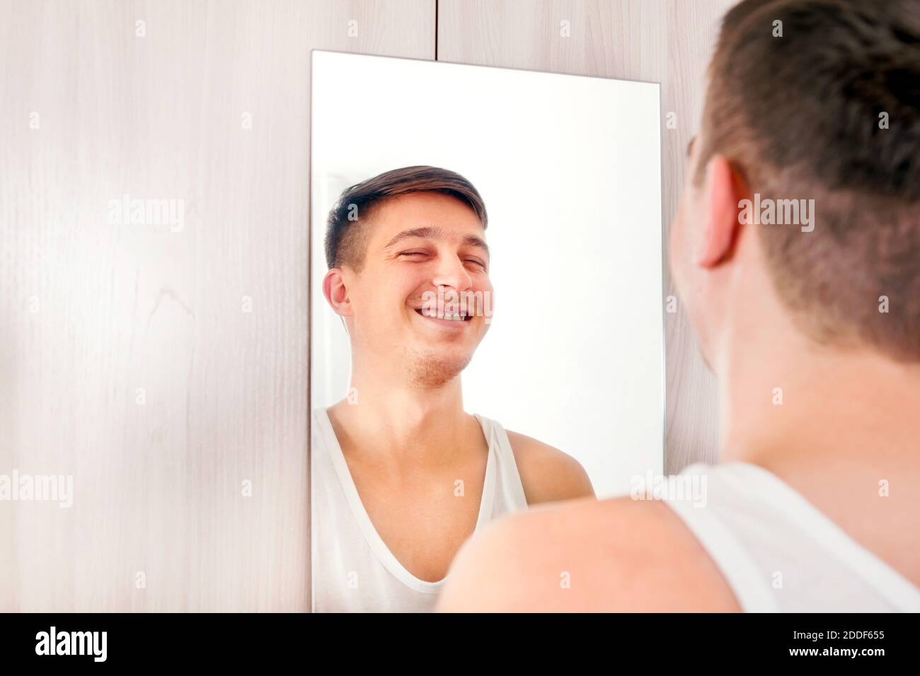 Guy looking at mirror hi-res stock photography and images - Alamy