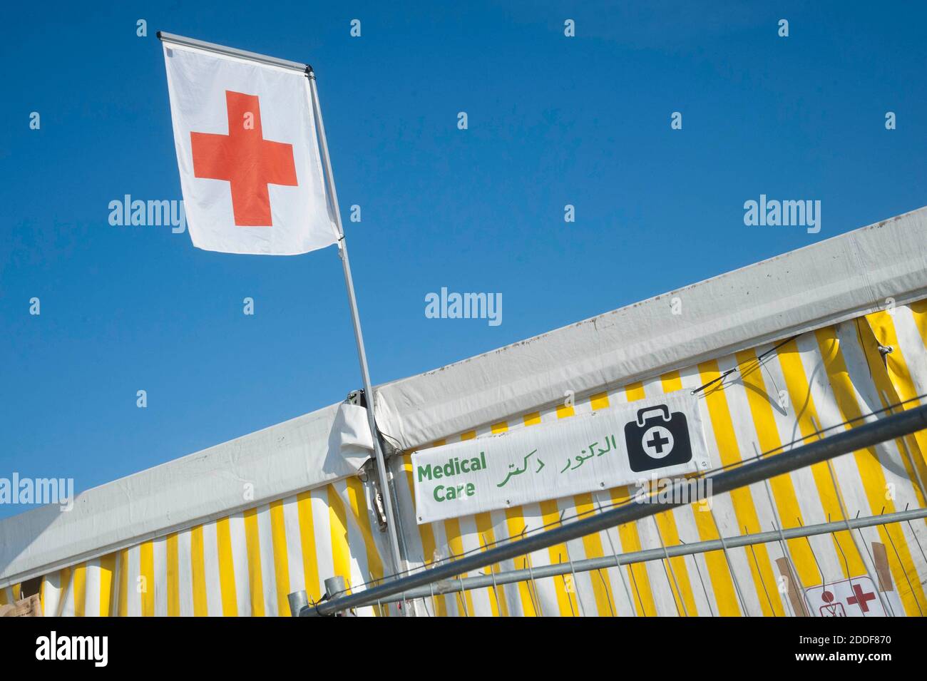 Red cross relief station hi-res stock photography and images - Alamy