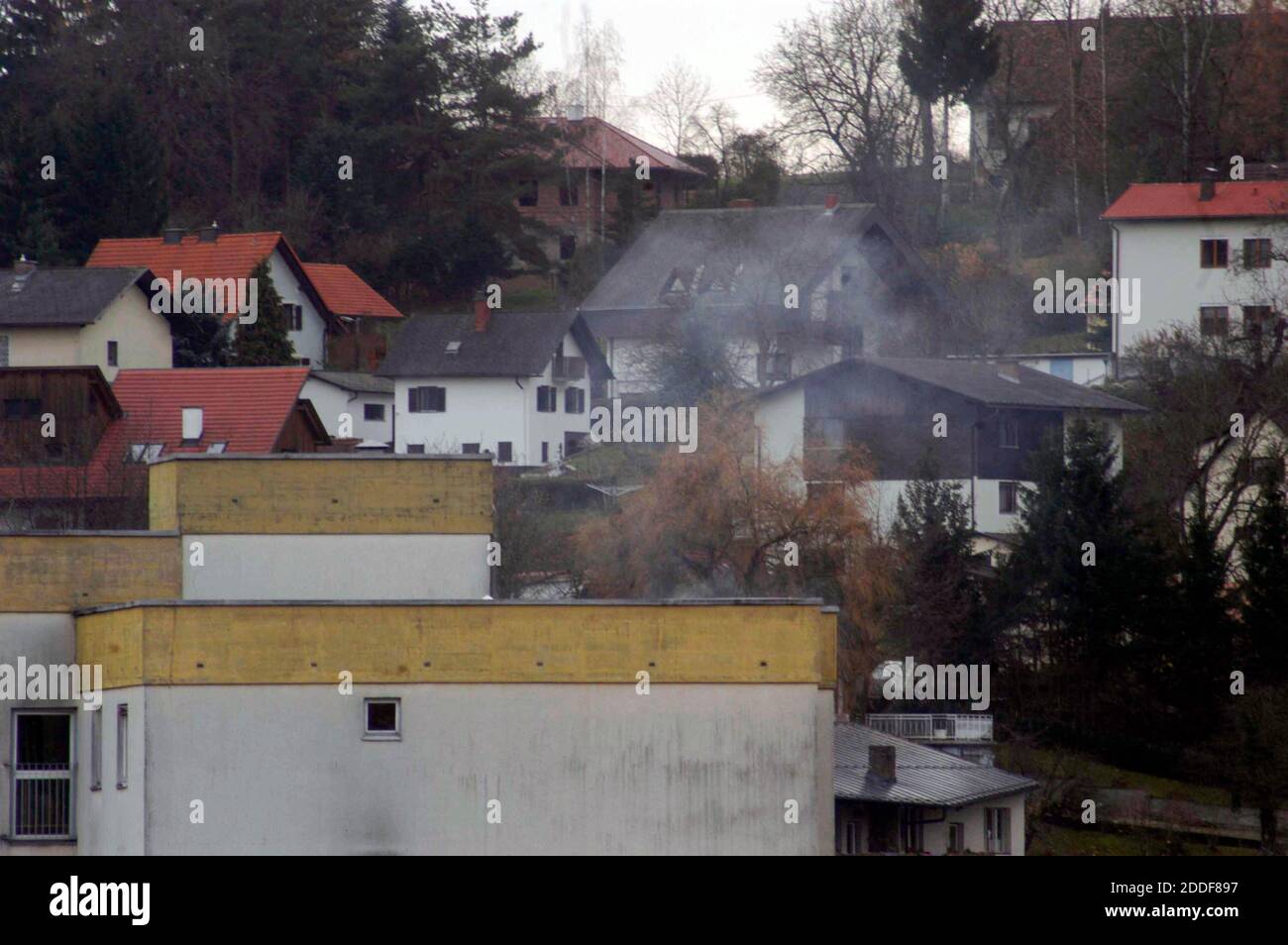 air pollution from house fire, smoke cloud in a village Stock Photo - Alamy