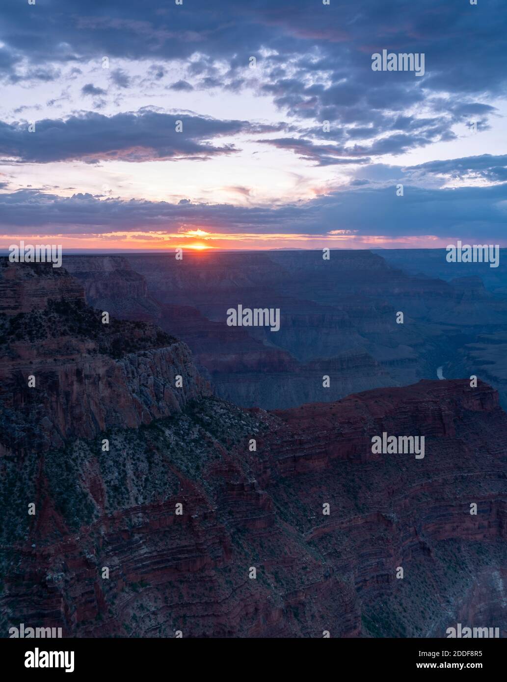a sunset view from hopi point of the grand canyon national park in ...