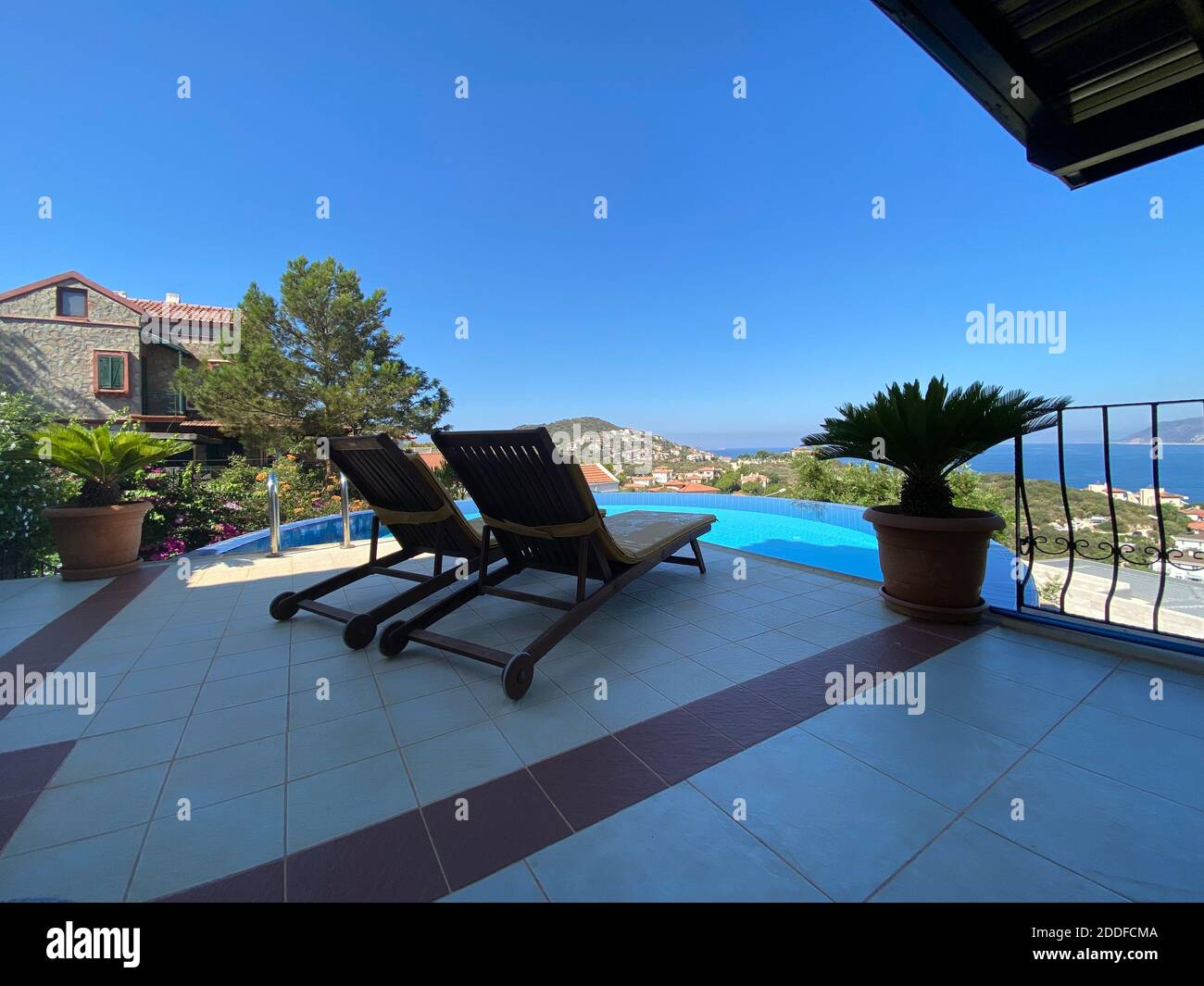 Couples in swimming pool hi-res stock photography and images - Alamy