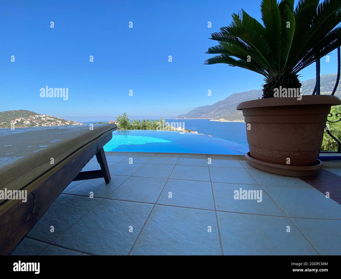 Couples in swimming pool hi-res stock photography and images - Alamy