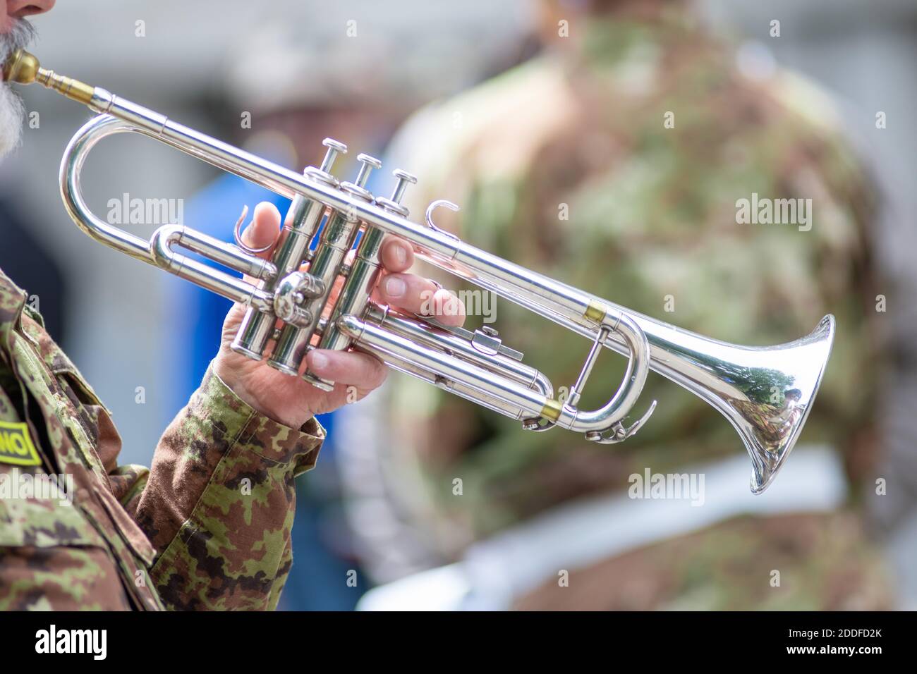 Soldier playing trumpet hi-res stock photography and images - Alamy