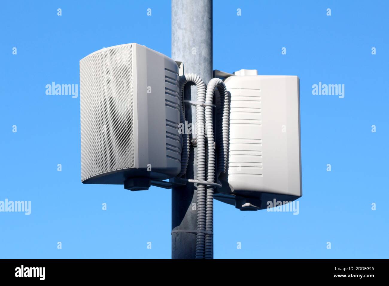 Loudspeakers mounted on pole hi-res stock photography and images - Alamy