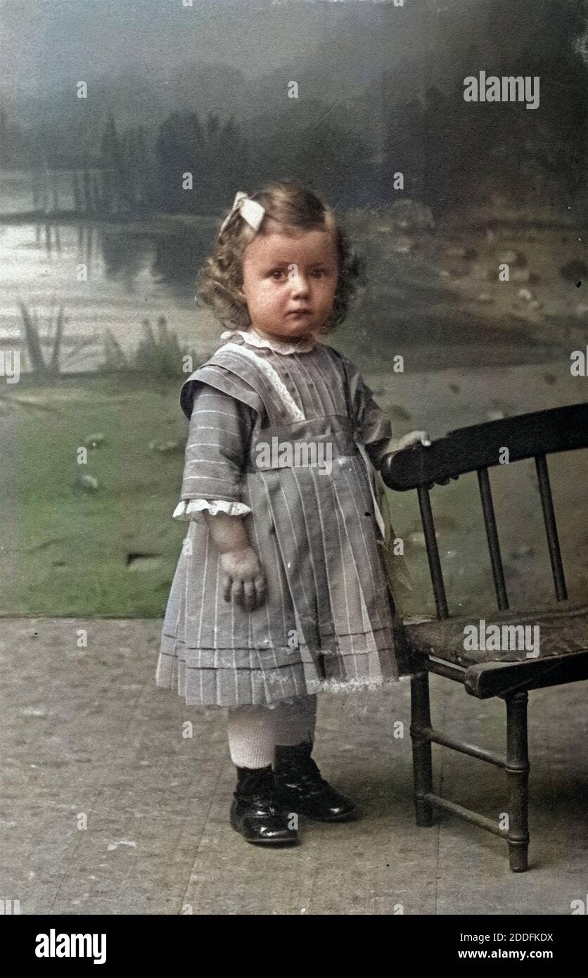 Porträt eines Kleinkinds beim Fotografen, Deutschland 1900er Jahre ...