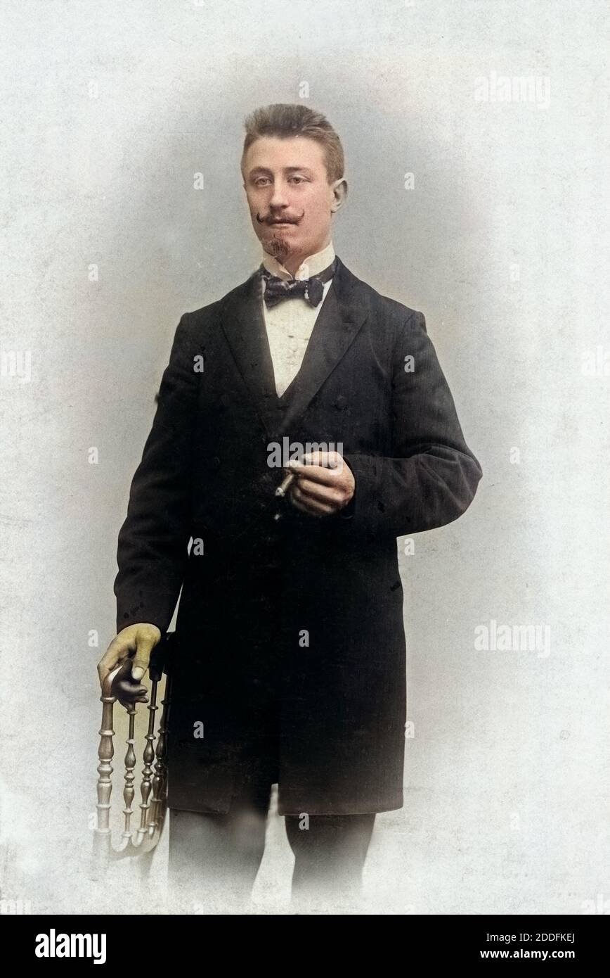 Porträt eines Mannes beim Fotografen, Deutschland 1900er Jahre ...