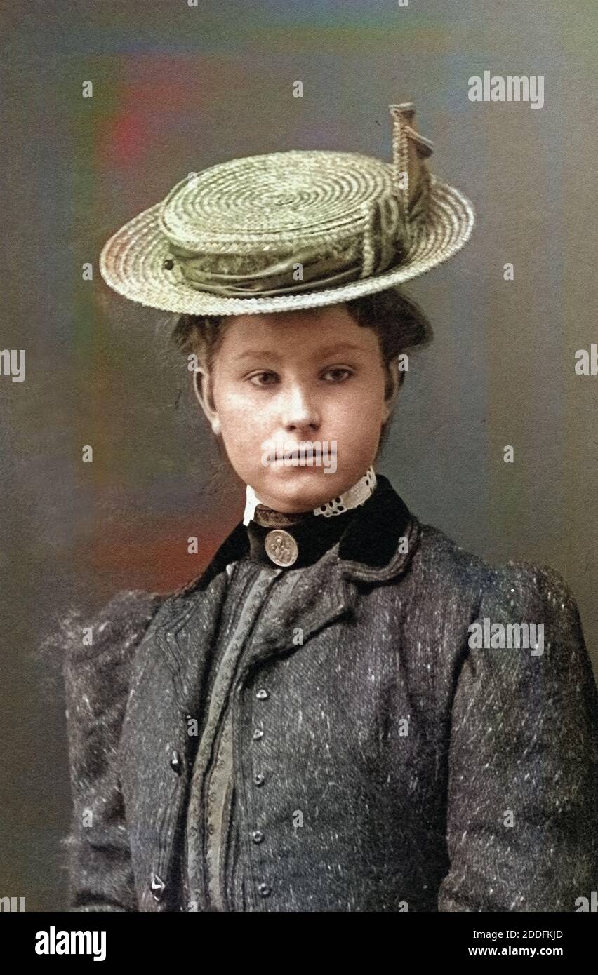 Porträt einer Frau beim Fotografen, Deutschland 1900er Jahre. Portrait ...