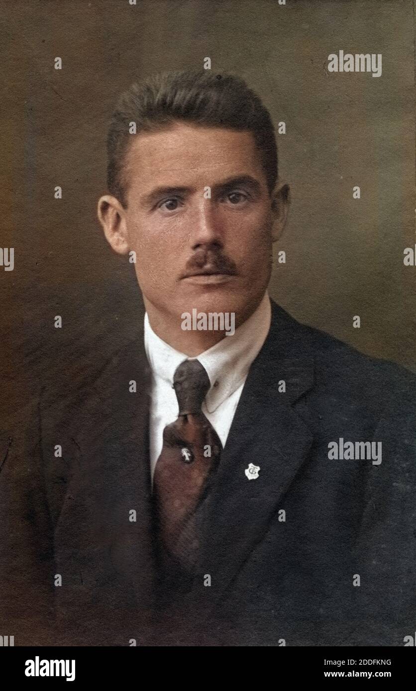 Porträt eines jungen Mannes beim Fotografen, Deutschland 1900er Jahre ...