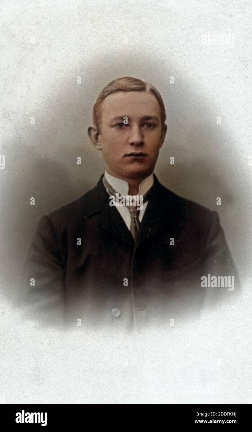 Porträt eines jungen Mannes beim Fotografen, Deutschland 1900er Jahre ...