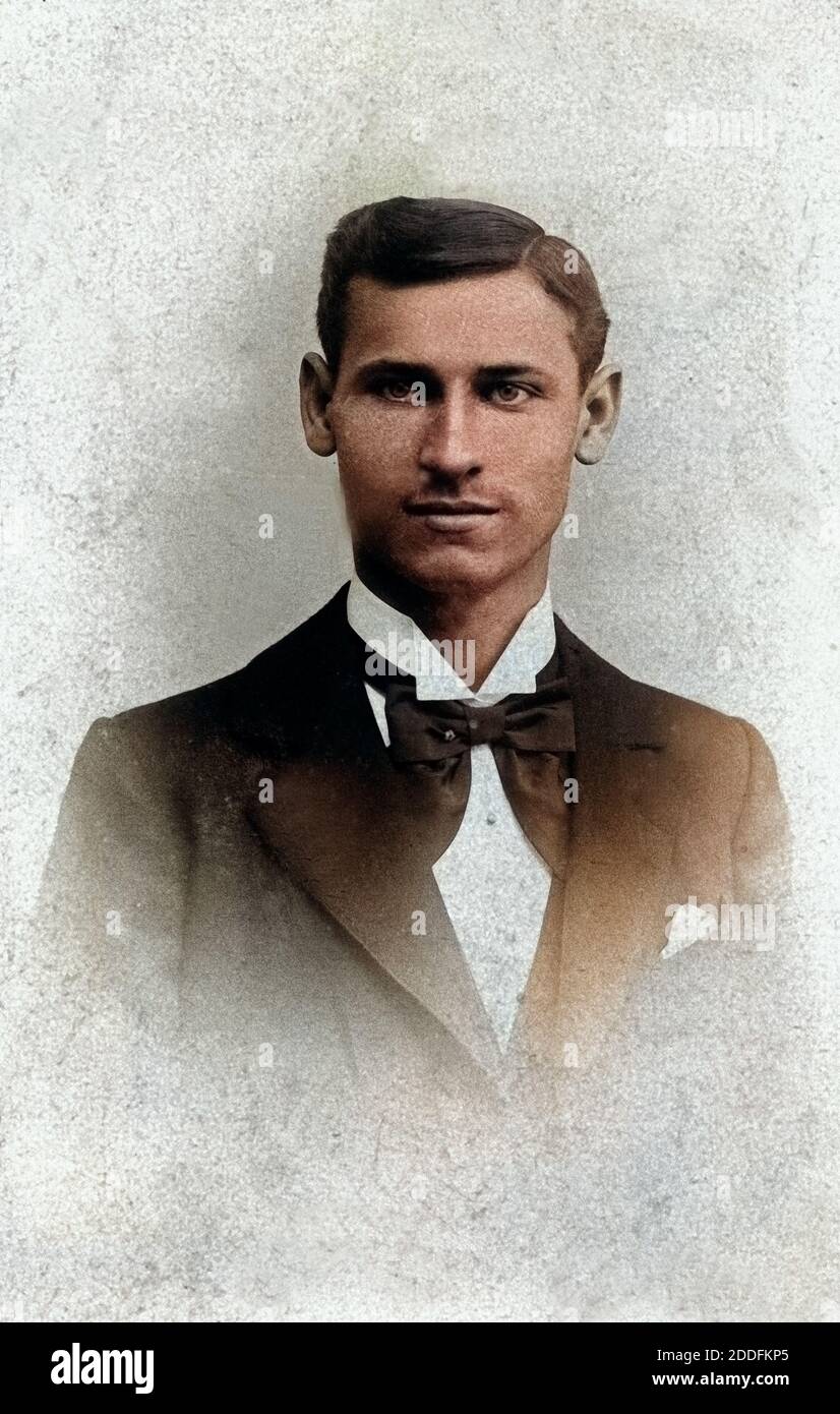 Porträt eines jungen Mannes beim Fotografen, Deutschland 1900er Jahre ...