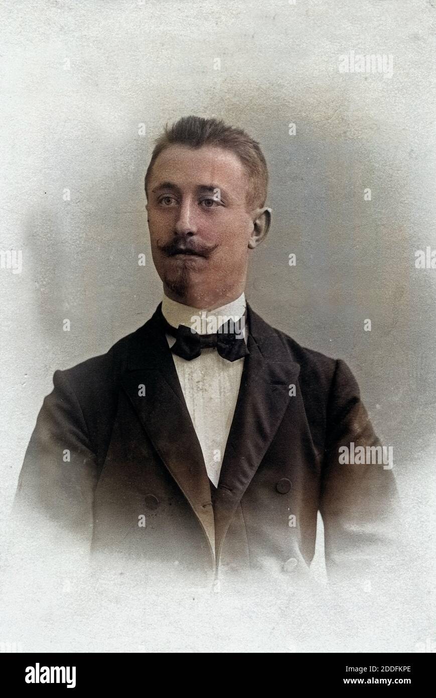 Porträt eines Mannes beim Fotografen, Deutschland 1900er Jahre ...
