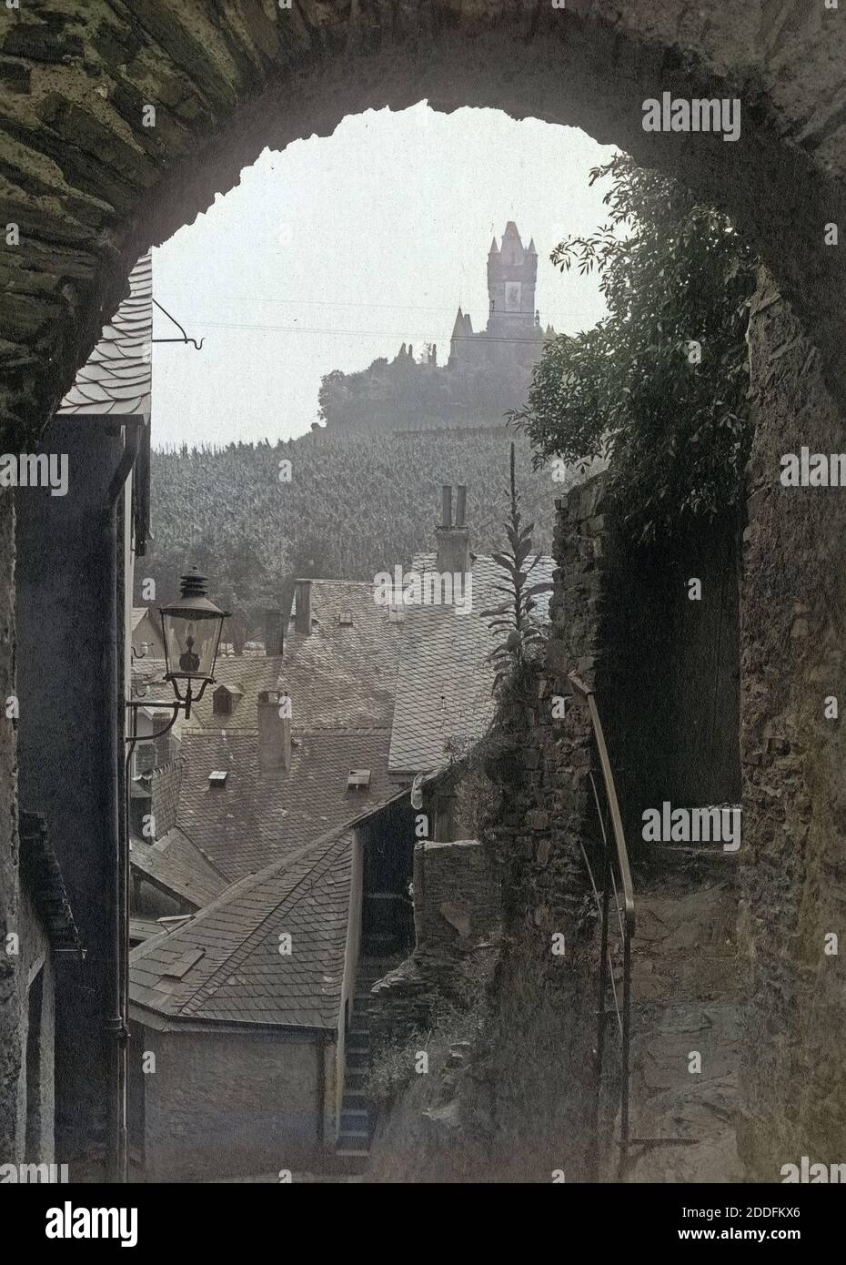 Blick durch einen Torbogen auf die Reichsburg in Cochem an der Mosel ...