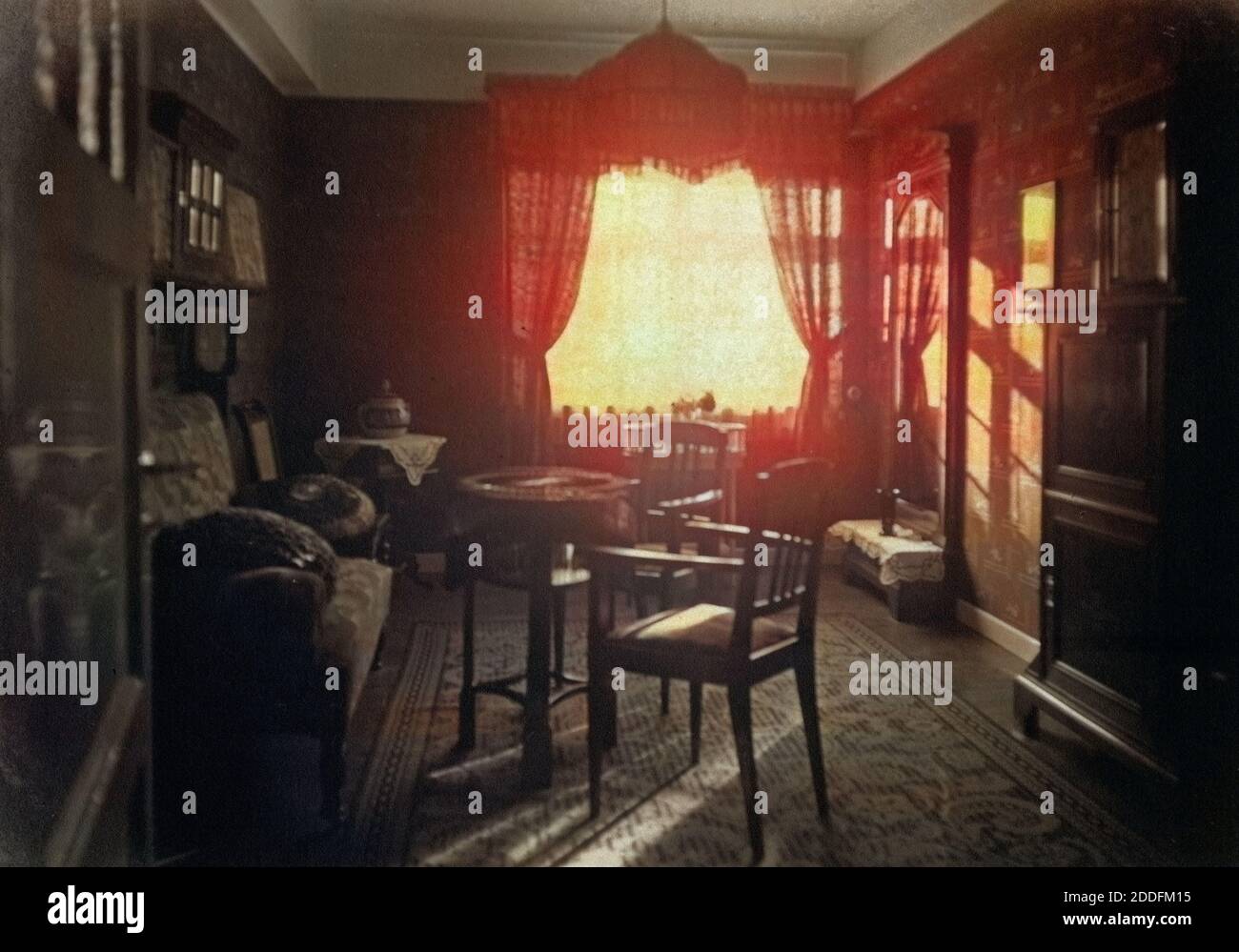 Blick in ein vornehmes Wohnzimmer in den 1920er Jahren. View to a noble ...