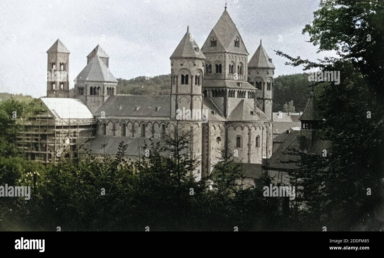 Die hochmittelalterliche Abtei Maria Laach in der Vulkaneifel ...