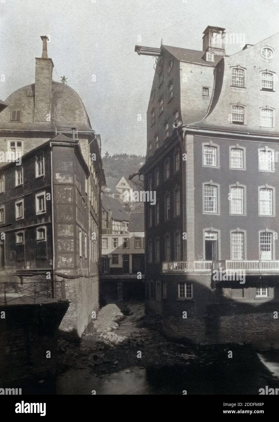 Häuser am Ufer der Rur in Monschau, Deutschland 1920er Jahre. Hhouses ... Häuser am Ufer der Rur in Monschau, Deutschland 1920er Jahre. Hhouses ...