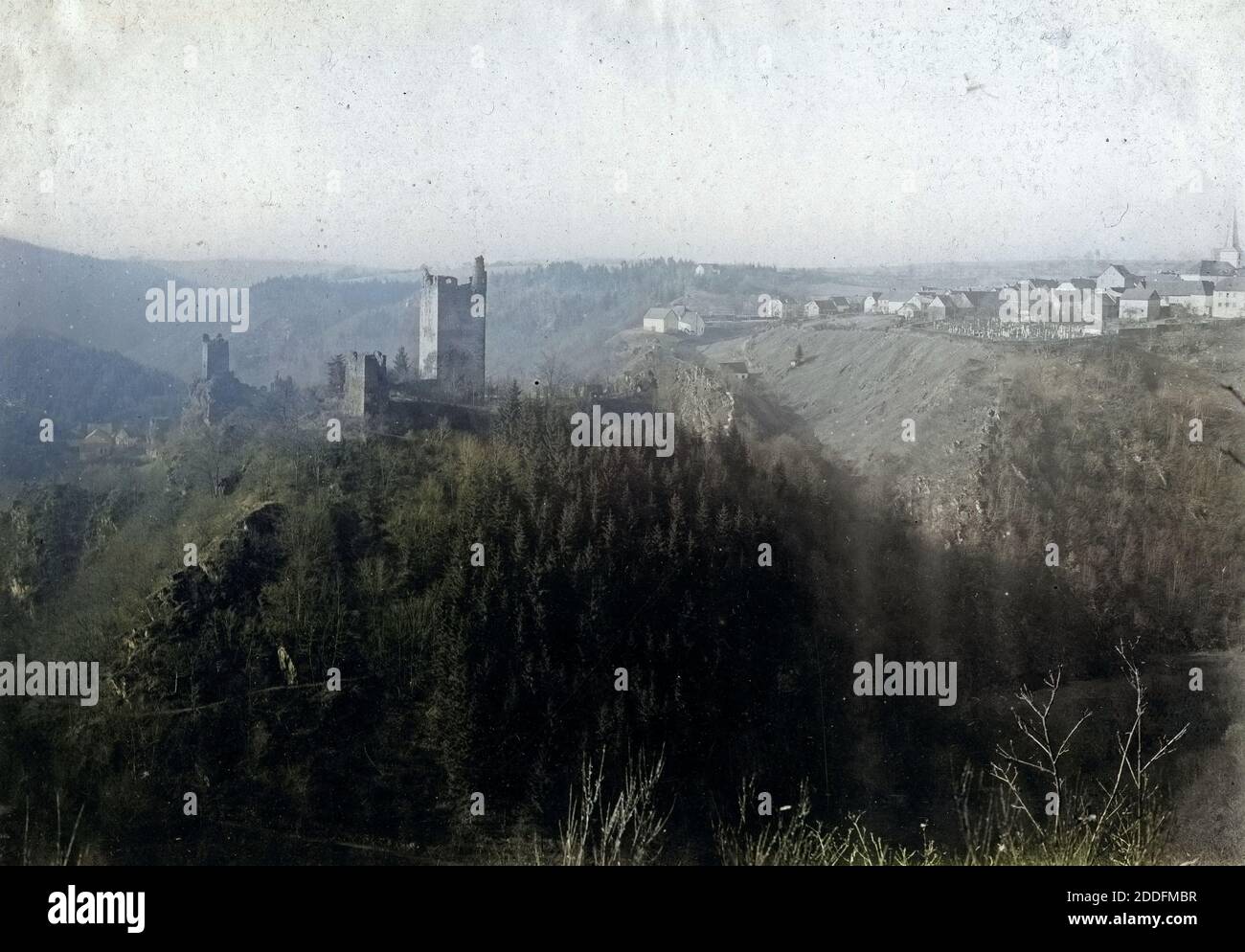 Burg und Dorf Manderscheid in der südlichen Eifel, Deutschland 1930er ...