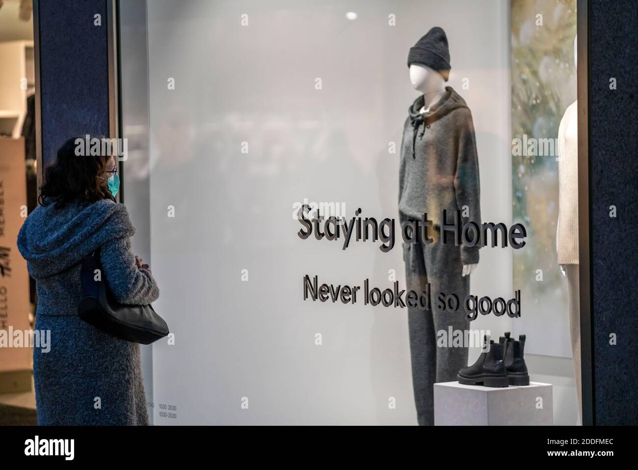Shop windows in the city centre, shopping street Westenhellweg ...
