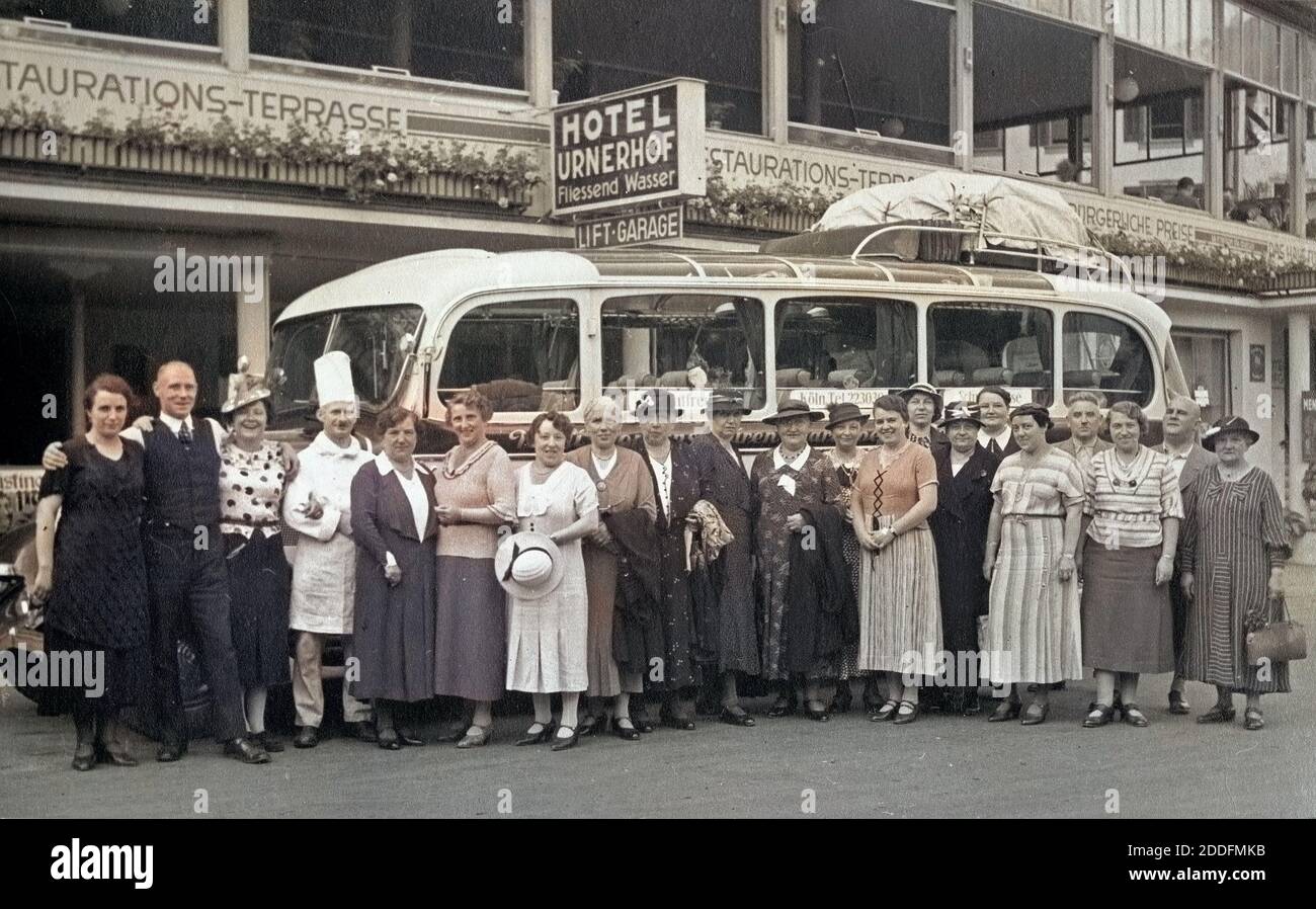 Reisegruppe der Heimatfreunde Köln vor dem Hotel Urnerhof in Flüelen ...
