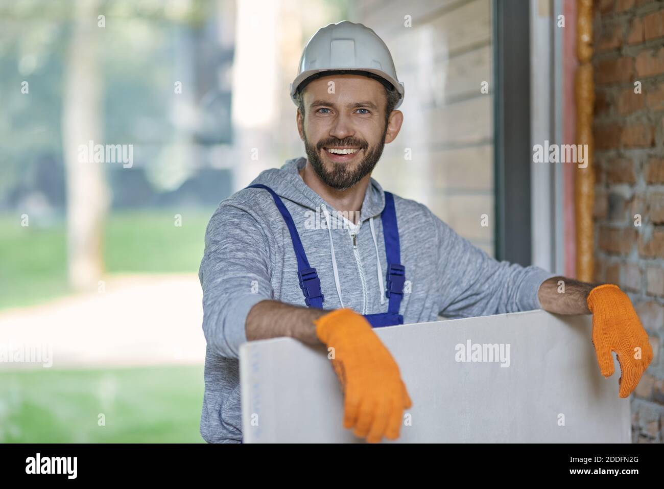 Construction worker holding drywall hi-res stock photography and images ...