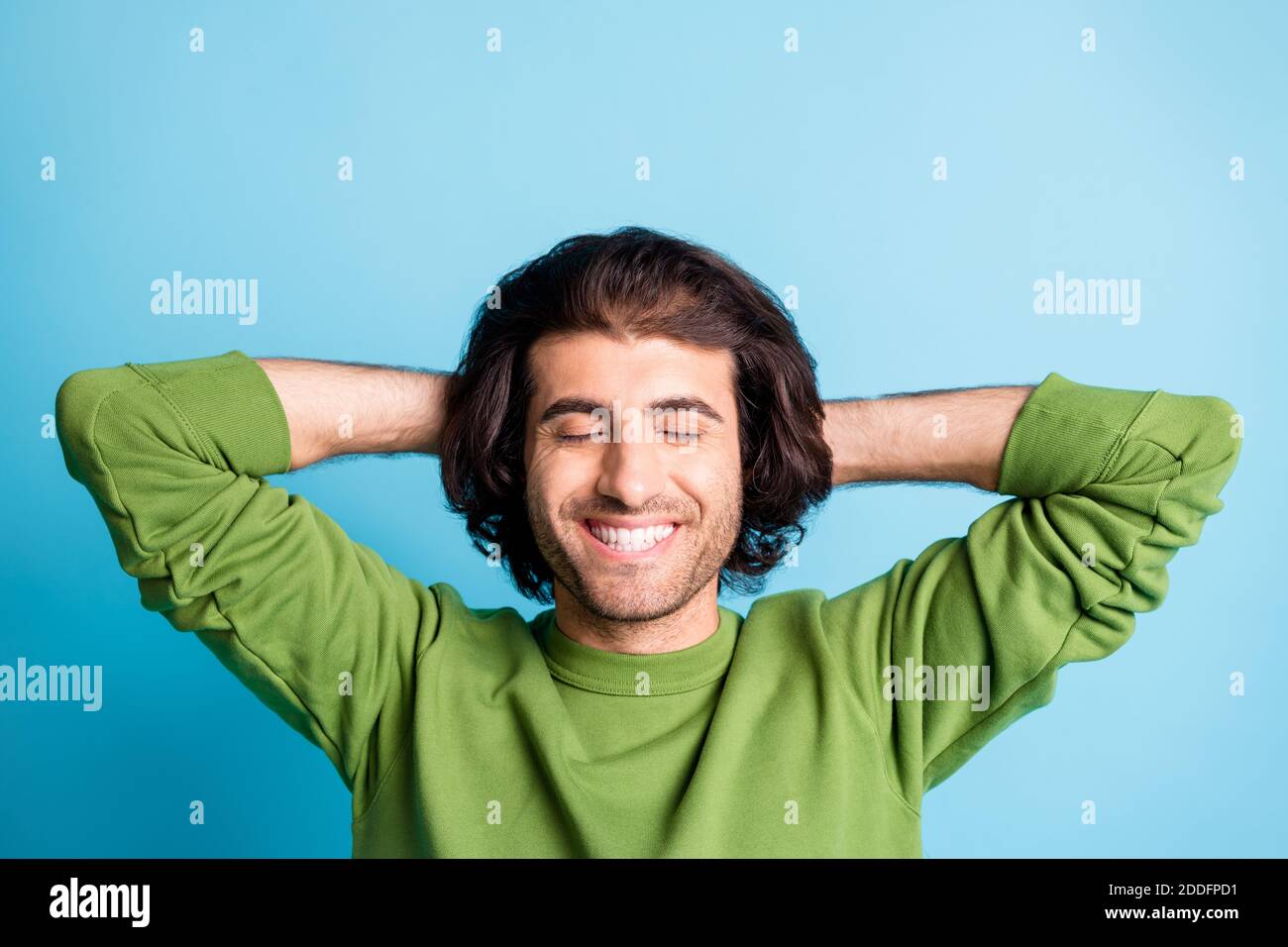Male model arms behind head hi-res stock photography and images - Alamy