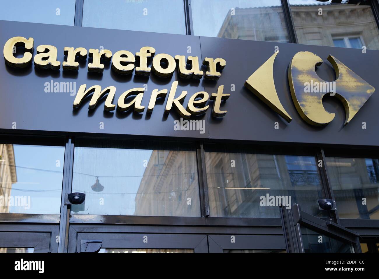 Carrefour market logo hi-res stock photography and images - Alamy