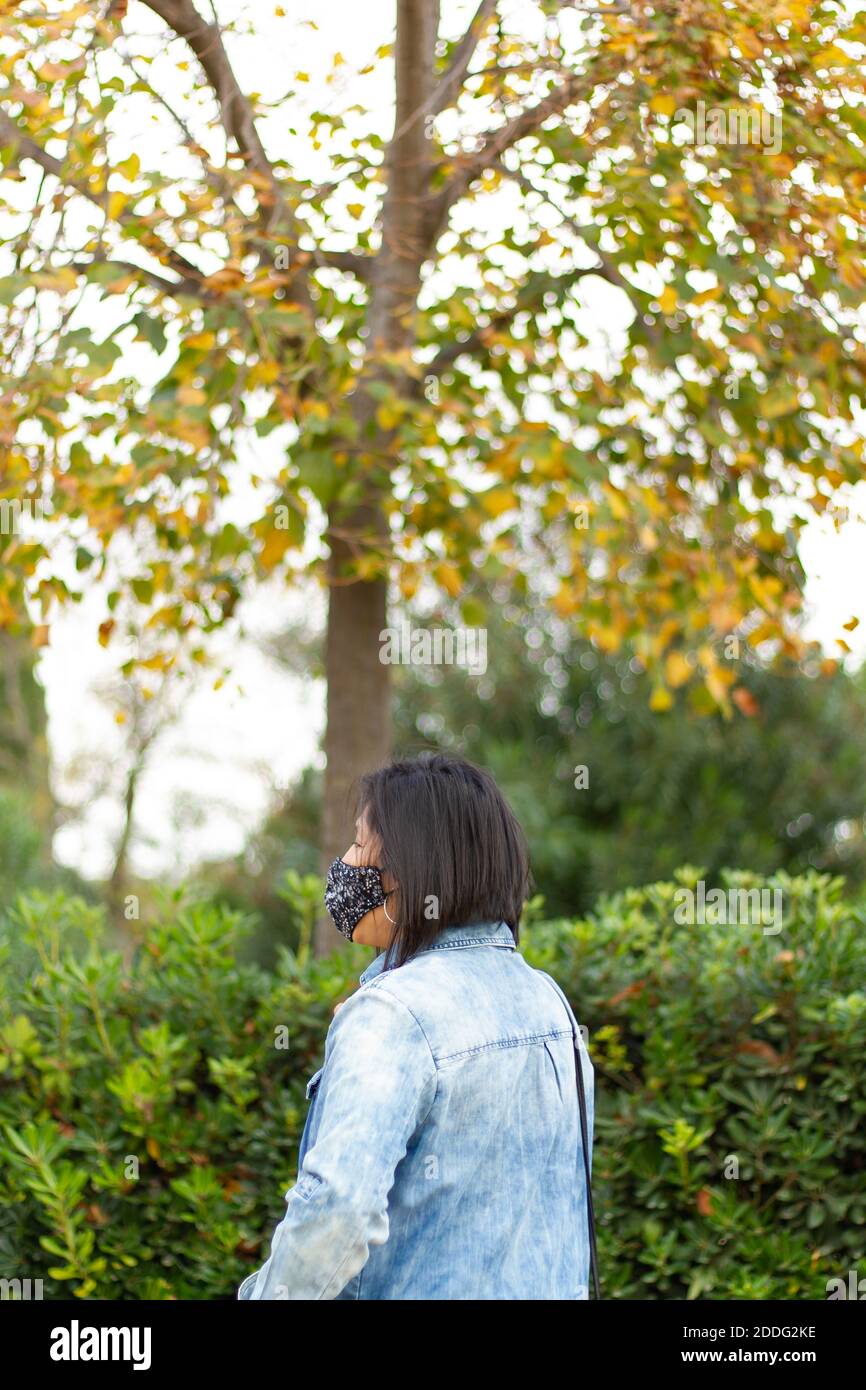 Woman waiting friend late in hi-res stock photography and images - Alamy