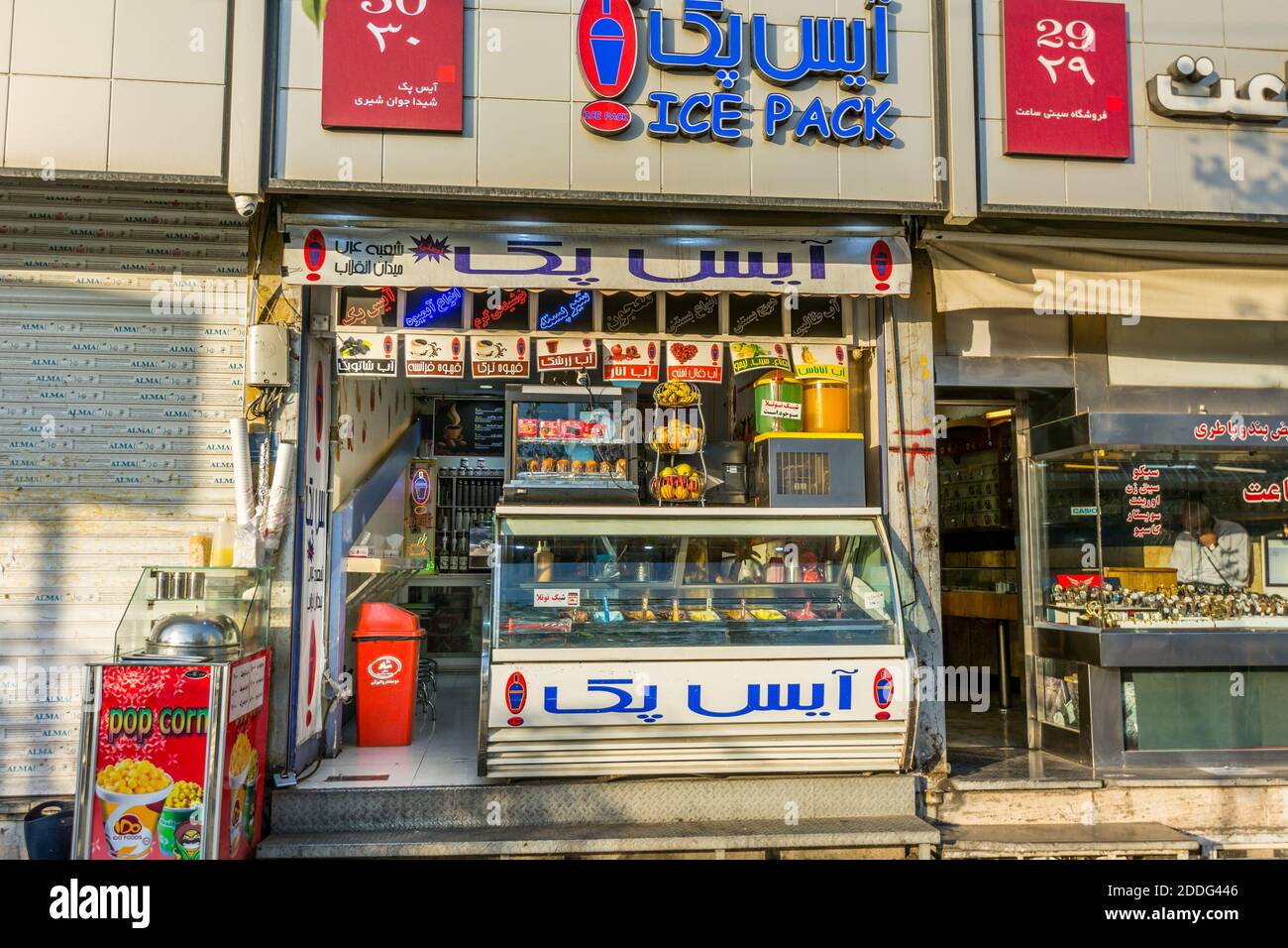 Street view with fruit juice shop in Tehran, Iran Stock Photo - Alamy
