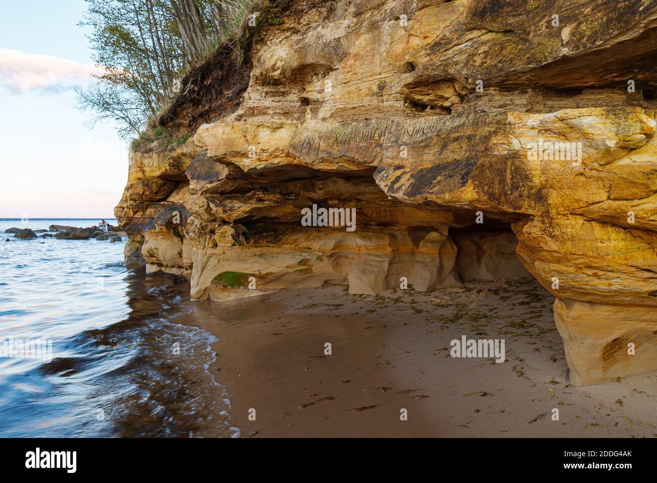 Red cliff sea caves hi-res stock photography and images - Alamy