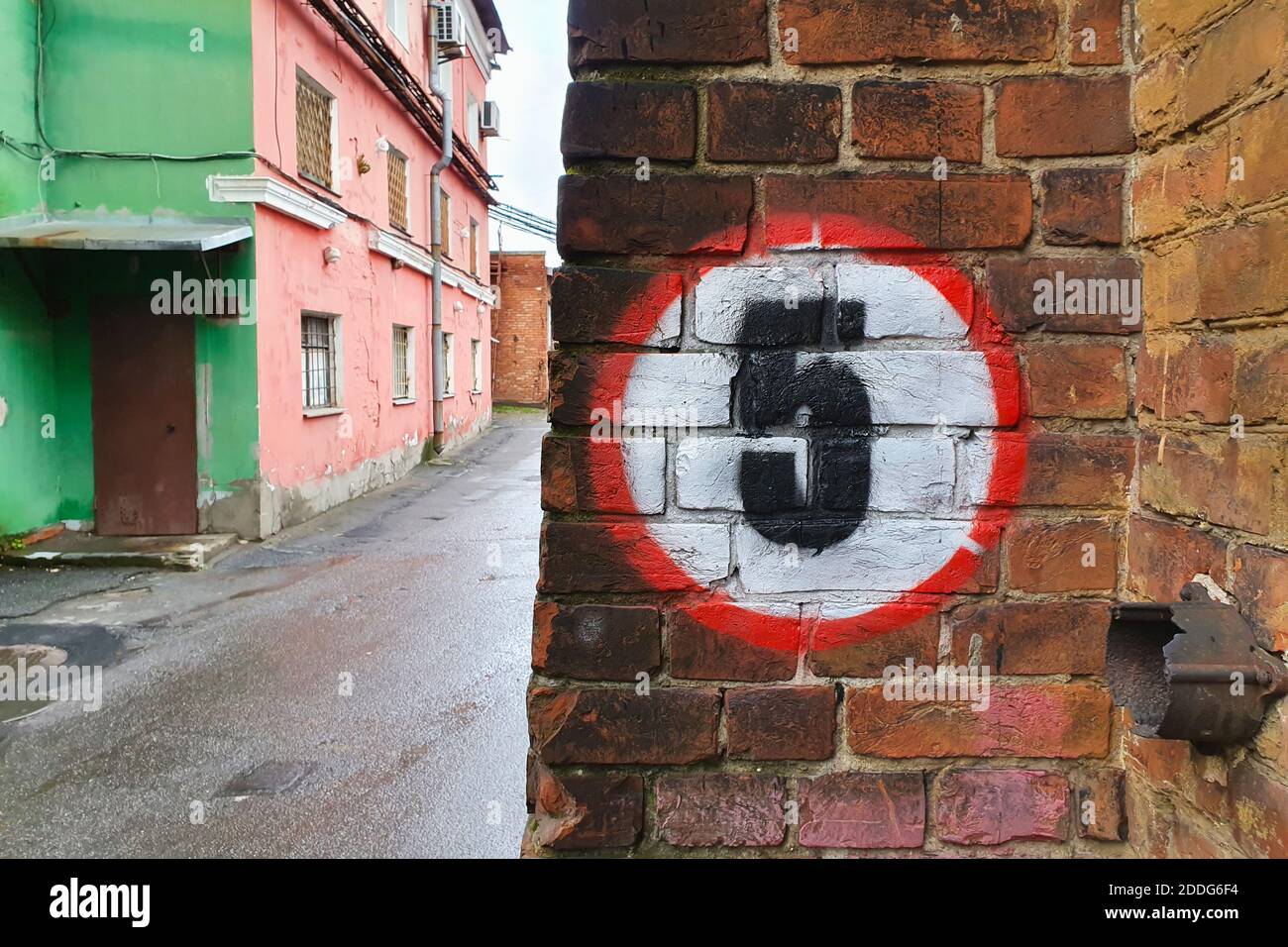 painted on brick wall Road sign to limit the speed to 5 km / h Stock ...