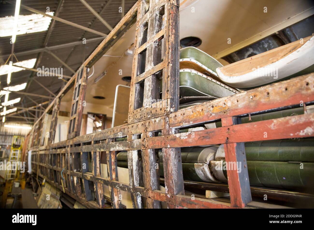 British railway carriage side view hi-res stock photography and images ...