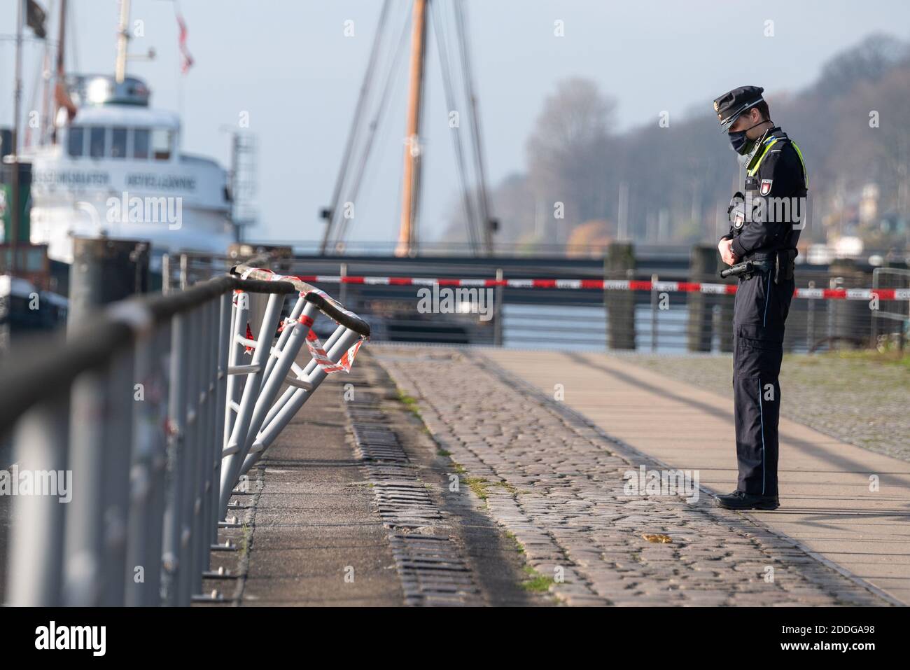 25 November 2020, Hamburg: A policeman stands at the scene of the ...