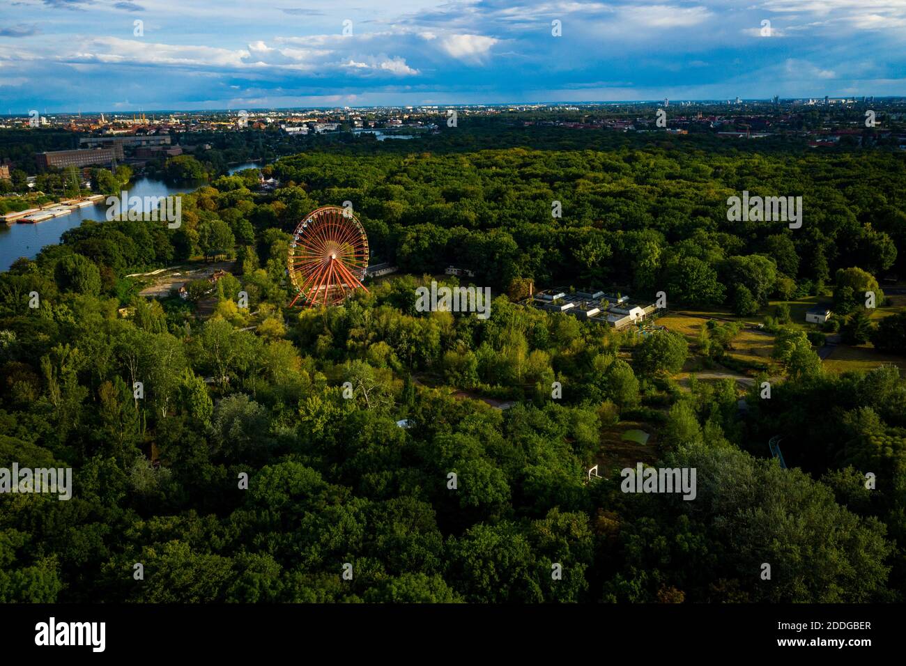 Old ferris wheel hi-res stock photography and images - Alamy