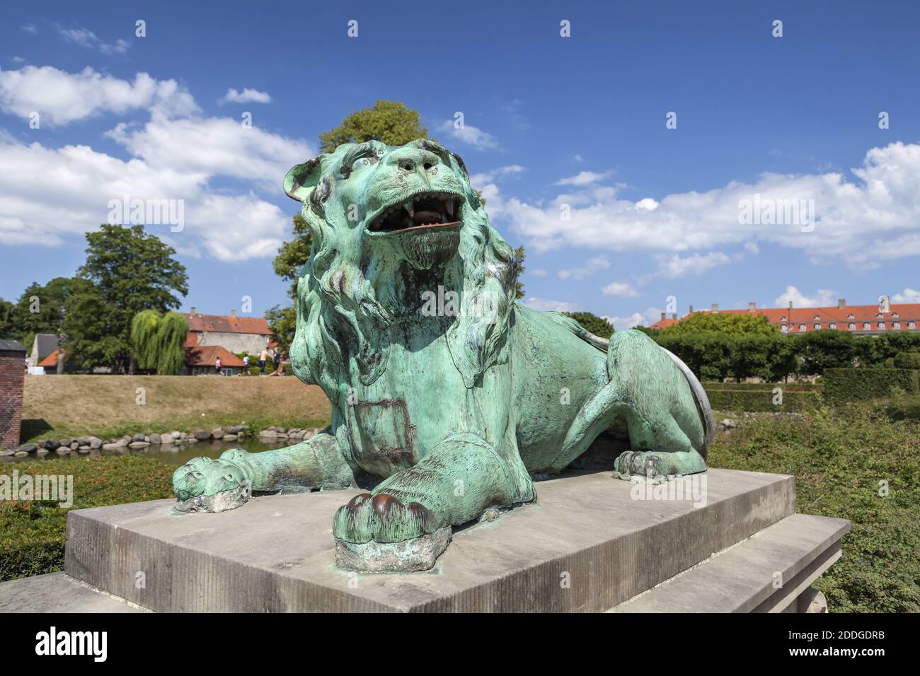 Residence lion hi-res stock photography and images - Alamy