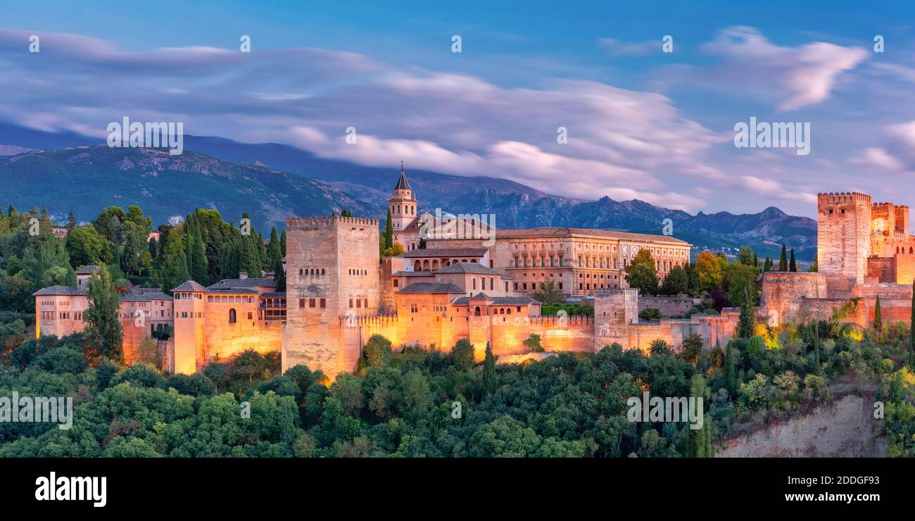 Palace and fortress complex Alhambra with Comares Tower, Palacios ...