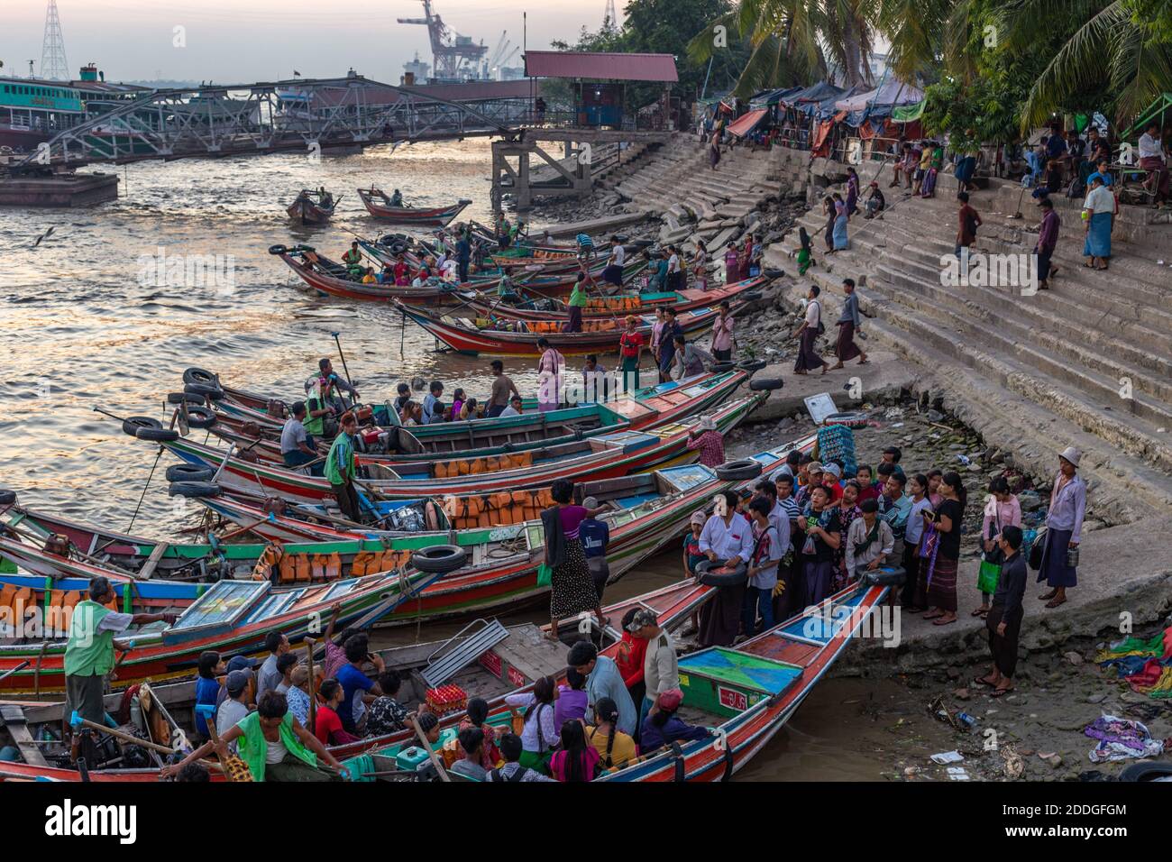 Rush hour @ the Yangon river Stock Photo - Alamy
