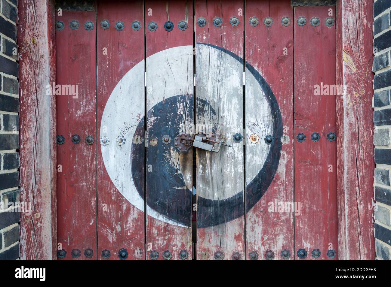 Old door with a ancient lock at the gate of Korea Traditional wooden ...