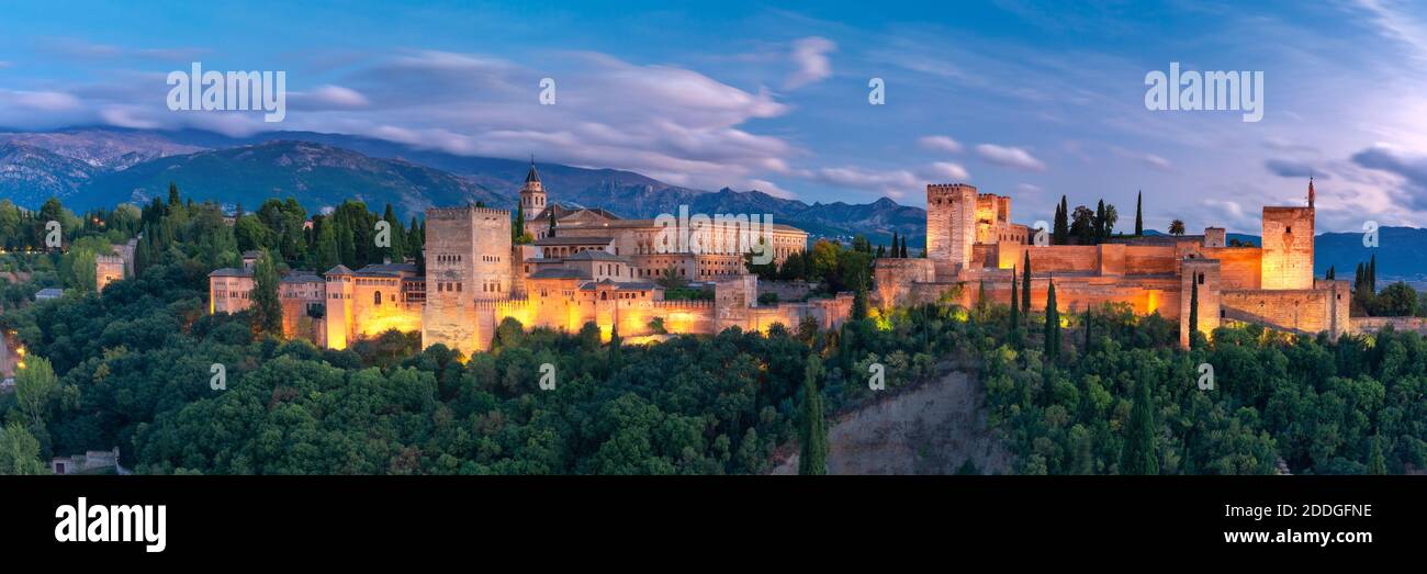 Palace and fortress complex Alhambra with Comares Tower, Palacios ...