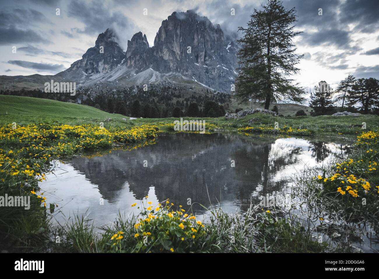 A mesmerizing view of a small lake on background of rocks - perfect for ...