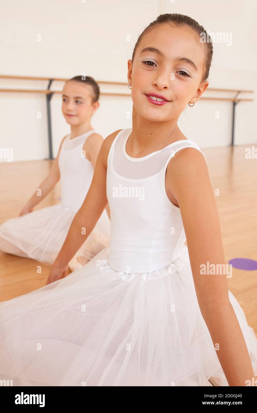 Teenage ballerina sitting on floor hi-res stock photography and images ...