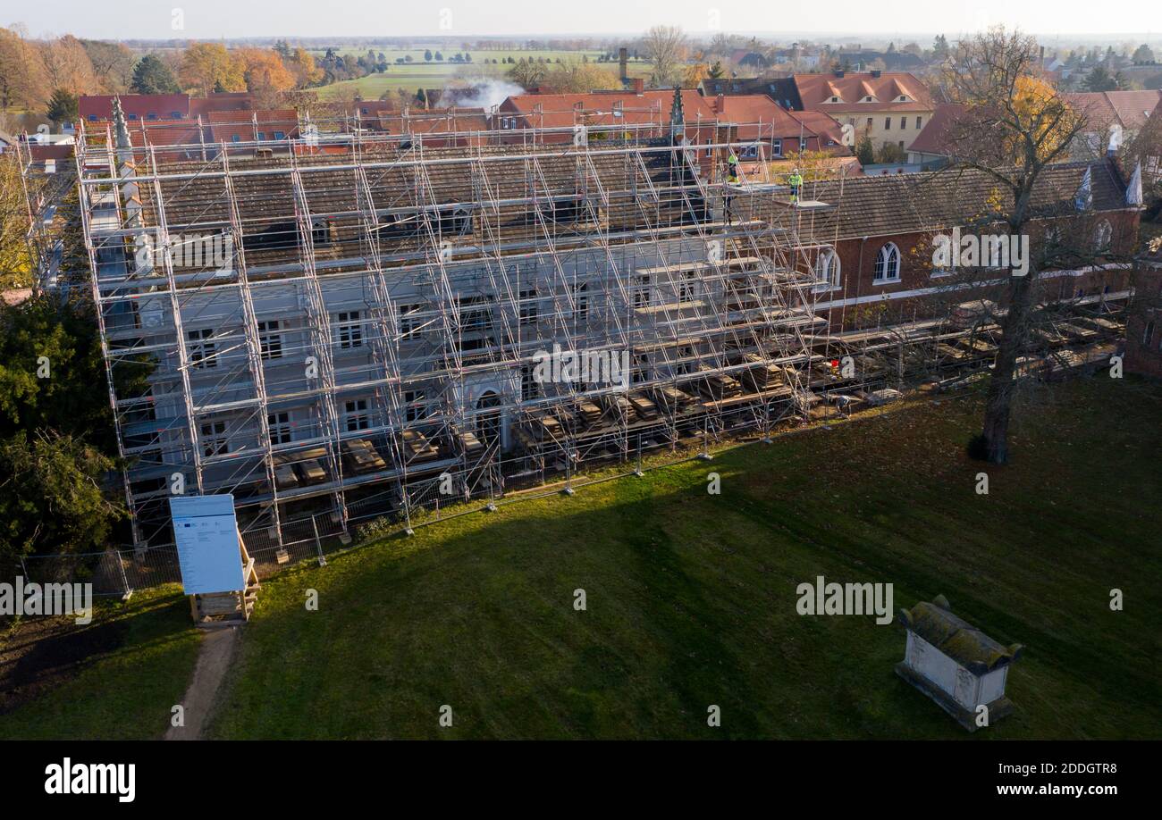 Worlitz, Germany. 25th Nov, 2020. Scaffolders erect an enclosure for ...