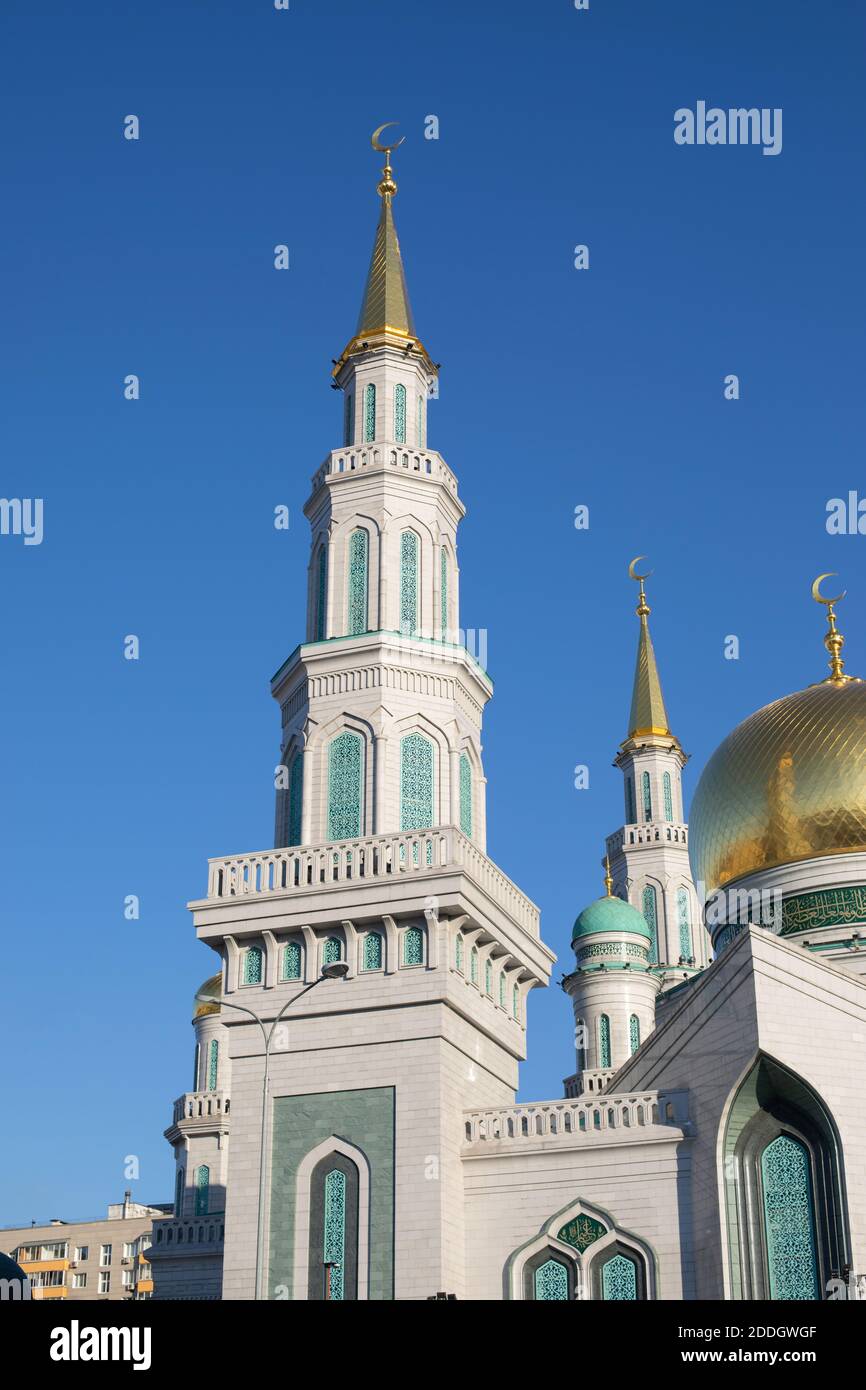 White minaret Moscow Cathedral Mosque, Muslim landmark in Russia Stock ...