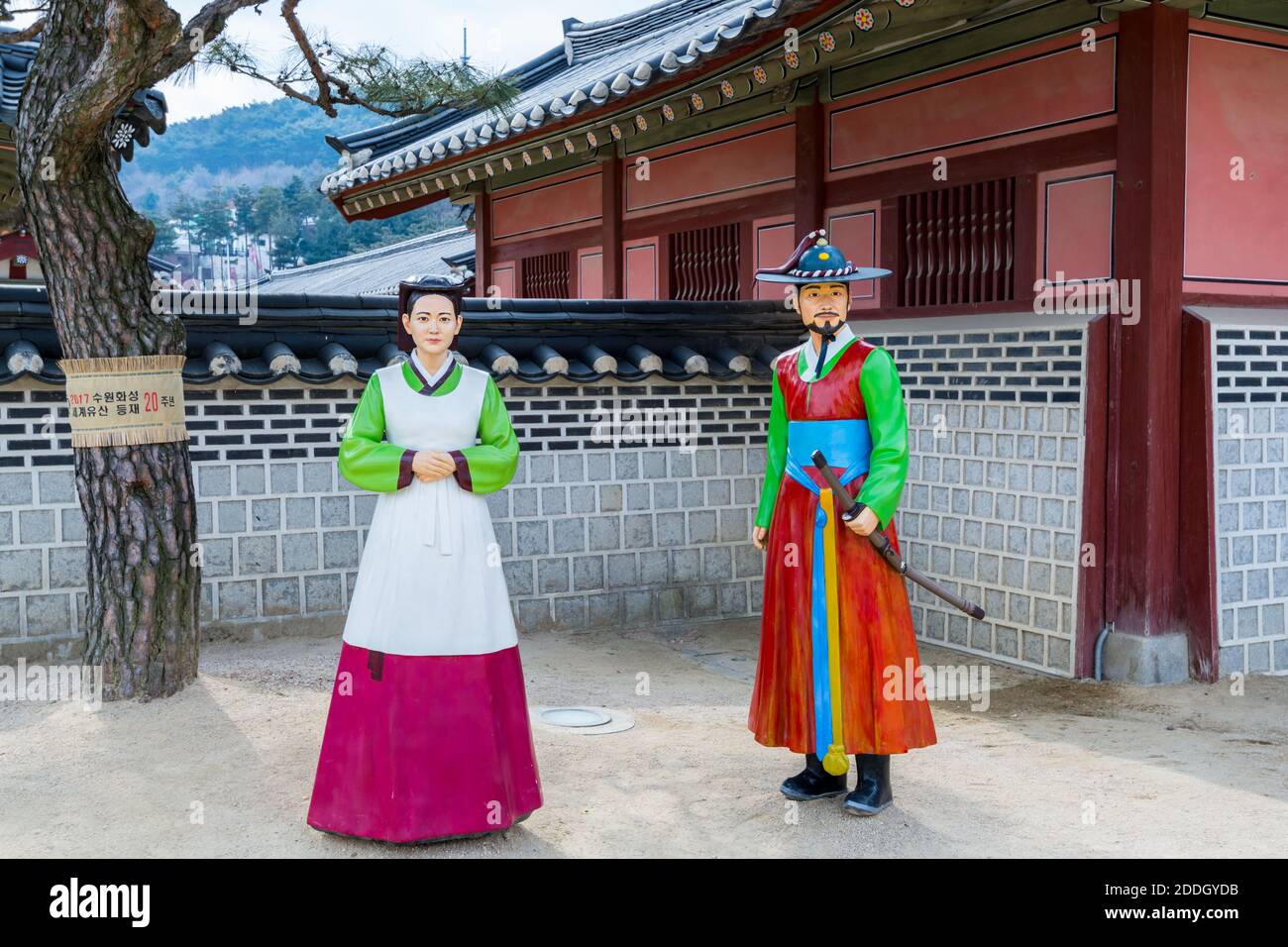 Mannequins dressing traditional clothes and working in the Hwaseong ...