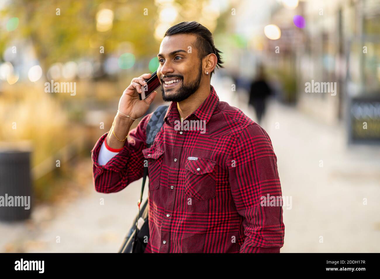 Indian man using phone hi-res stock photography and images - Alamy