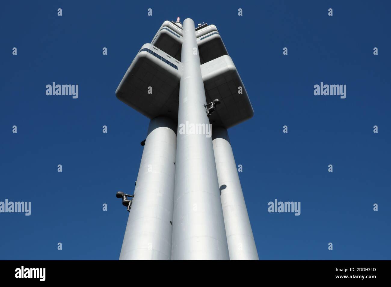 Bottom view from below horizontal hi-res stock photography and images ...