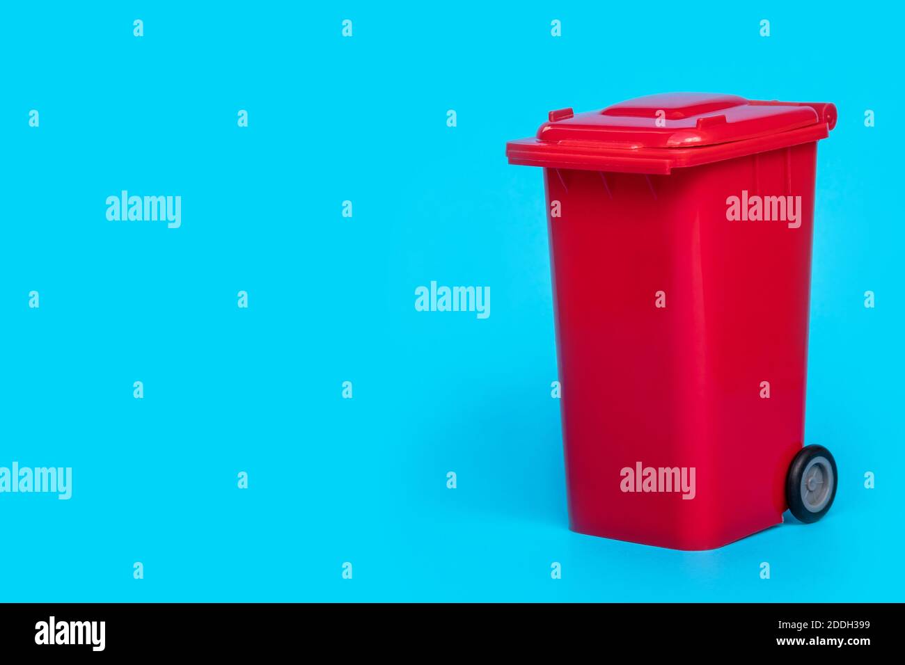 Wheelie bin clean hi-res stock photography and images - Alamy