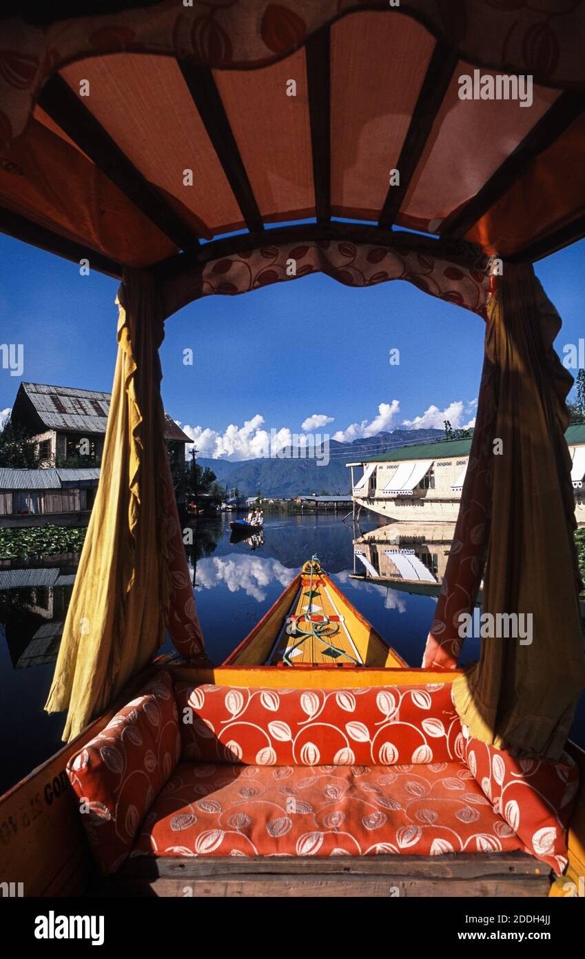 Kashmir shikara ride hi-res stock photography and images - Alamy
